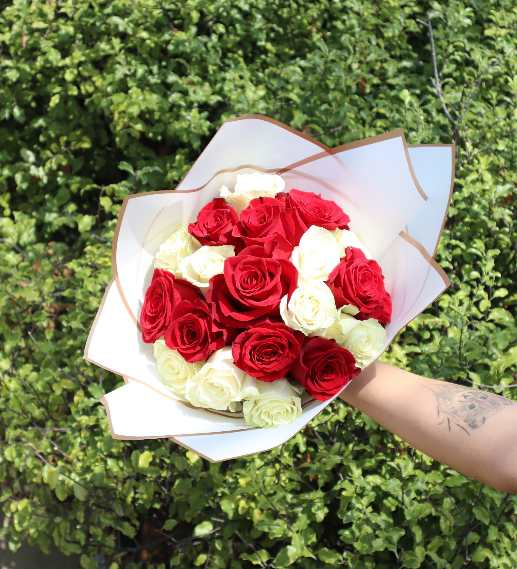 Bouquet Mixto Rosas Blancas y Rosas Rojas - Tulip